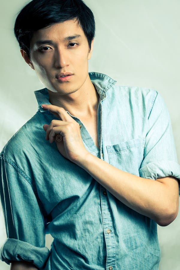 Pose De Mode Par Le Modèle Masculin Photo stock - Image du oeil, normal ...