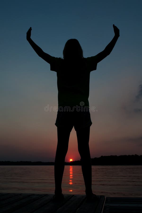 Pose Do Por Do Sol Da Silhueta Imagem de Stock - Imagem de menina ...