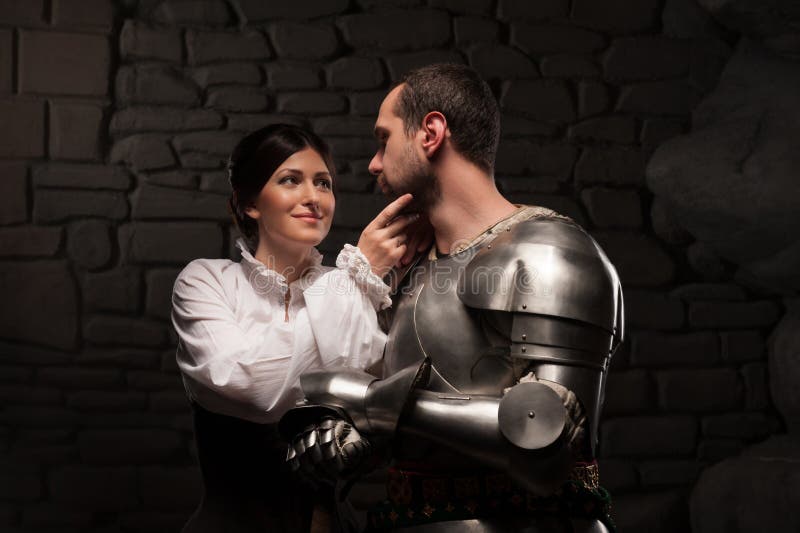 Pose Médiévale De Chevalier Et De Dame Photo stock - Image du ...