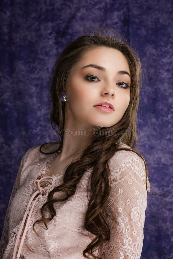 Poses D'adolescente Pour En Des Portraits De Studio Photo stock - Image ...