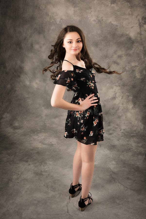 Poses D'adolescente Pour En Des Portraits De Studio Photo stock - Image ...