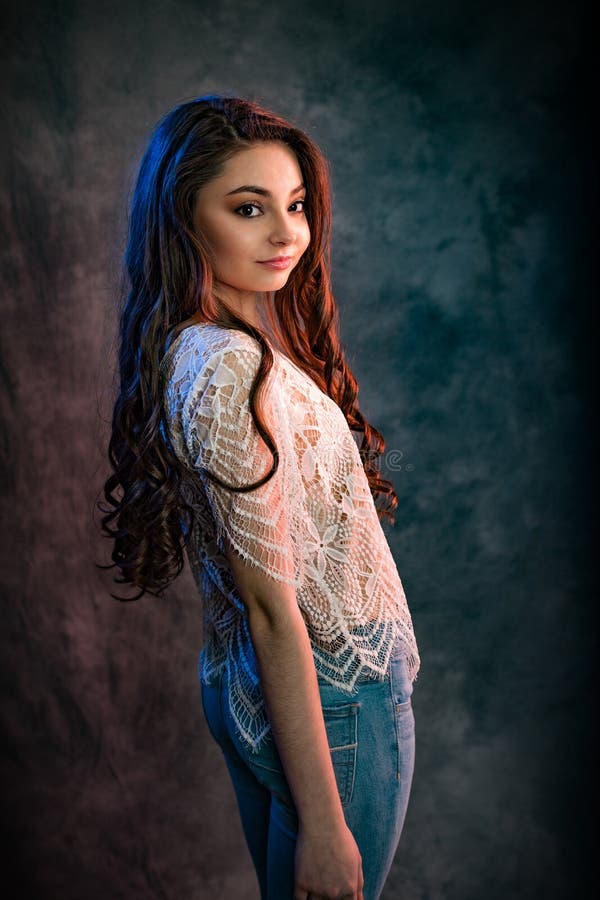Poses D'adolescente Pour En Des Portraits De Studio Image stock - Image ...