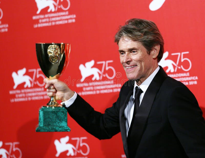 Poses De Willem Dafoe Avec Le Coppa Volpi Photo stock éditorial - Image ...