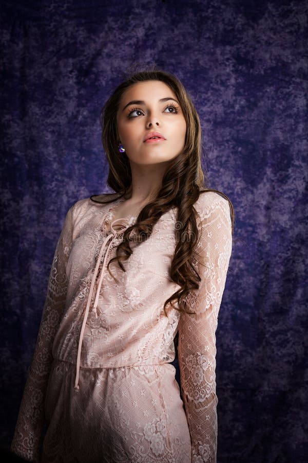 Poses Do Adolescente Para Em Retratos Do Estúdio Foto de Stock - Imagem ...