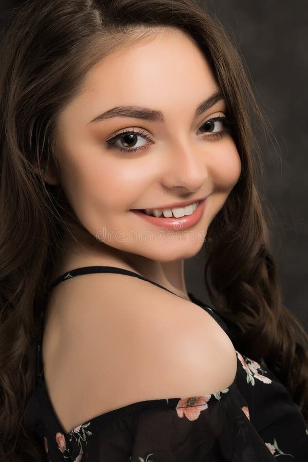 Poses Do Adolescente Para Em Retratos Do Estúdio Foto de Stock - Imagem ...