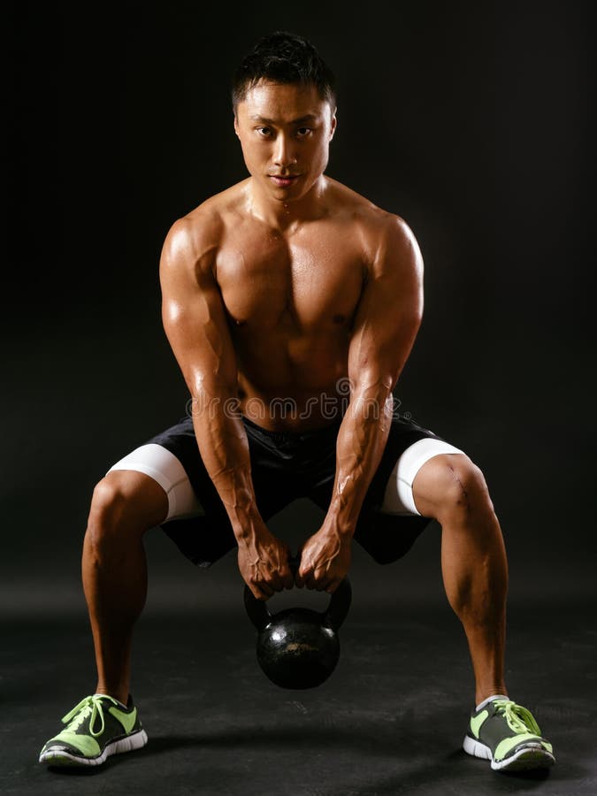 Posiciones En Cuclillas Con El Kettlebell Imagen de archivo - Imagen de ...