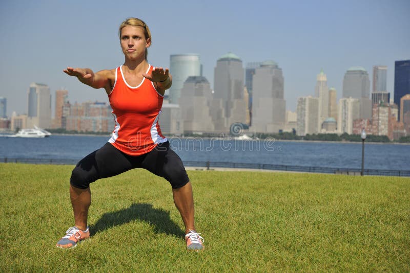 Posiciones En Cuclillas En Parque Urbano Imagen de archivo - Imagen de ...