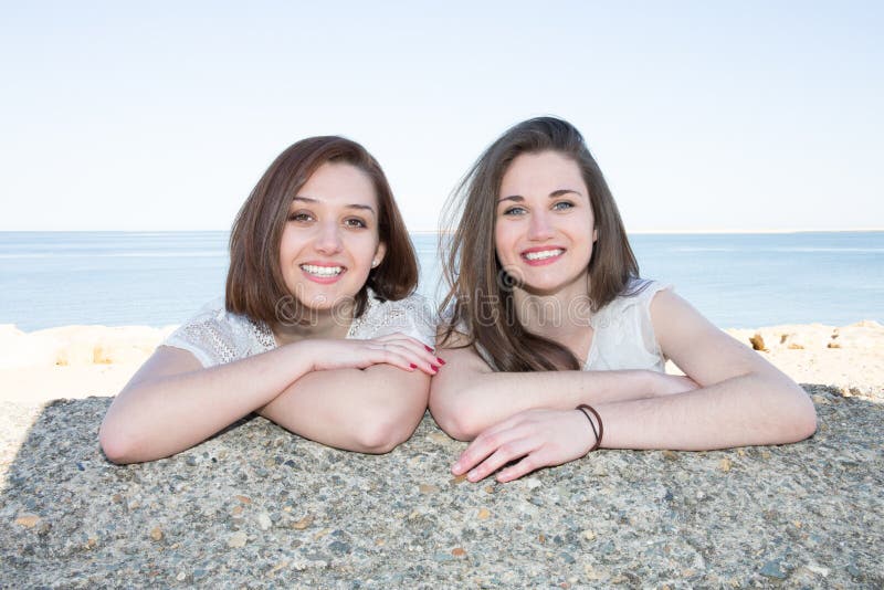 Participation Lesbienne De Couples Sétreignant Sur La Côte De Plage