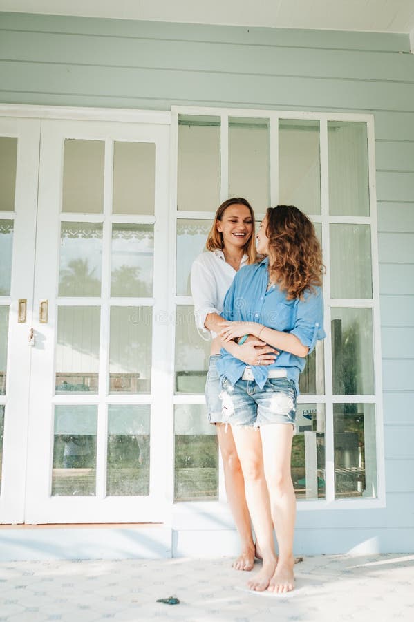 Position Lesbienne Heureuse De Couples Sur La Terrasse Leur Maison De