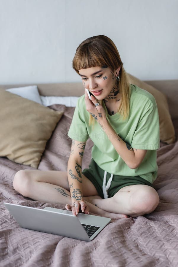 Positive Frau Mit Tätowierter Körpertypisierung Stockfoto Bild Von Geräte Einheiten 233816580