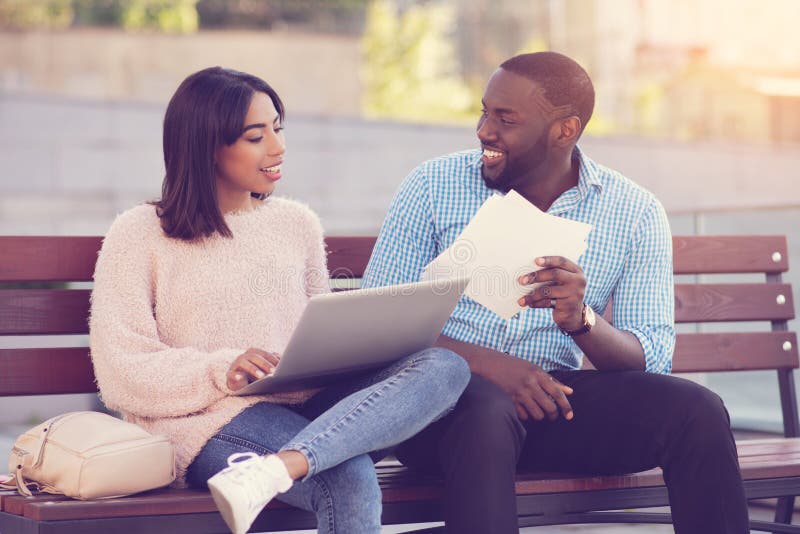 Positive Nette Leute, Die Miteinander Sprechen Stockbild - Bild von ...