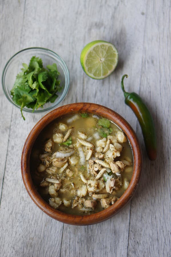 Nuevo Guisado Verde Mexicano De Chile Con Waxworms Foto de archivo ...