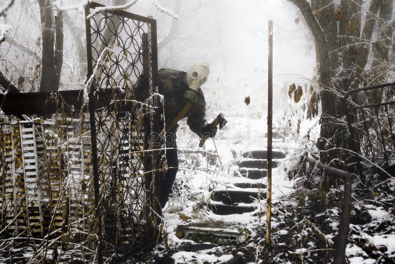 Post Apocalyptische Overlevende in Gasmasker Stock Afbeelding - Image ...