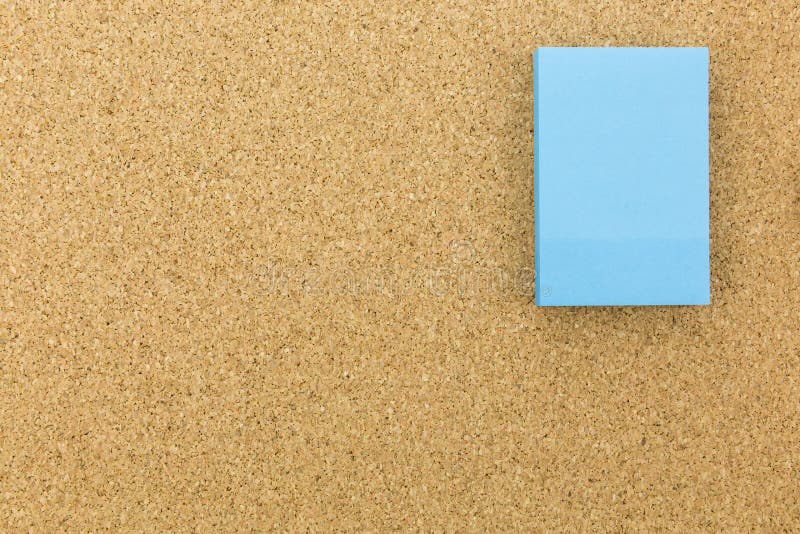 Post-it Azul En Tablero Del Corcho Foto de archivo - Imagen de ...