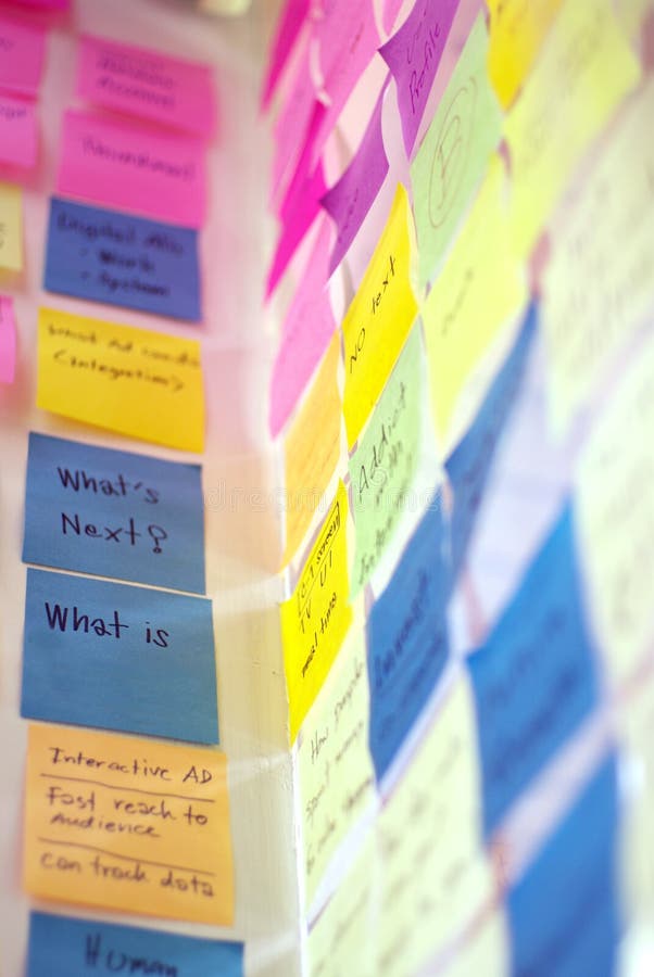 Post-it Colorido En La Pared De Cristal Imagen de archivo - Imagen de ...