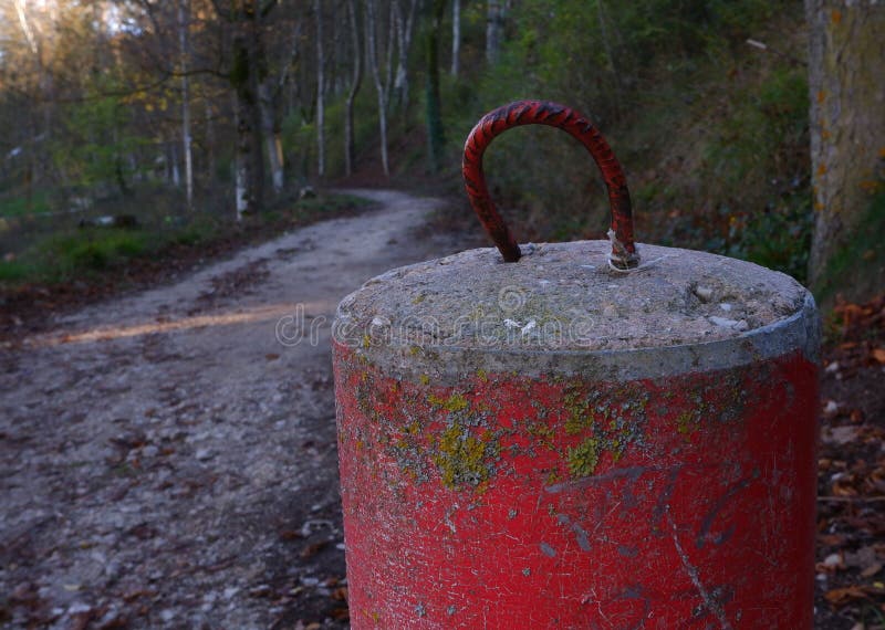 Post Rojo Y Blanco En El Bosque Foto de archivo - Imagen de senderismo ...