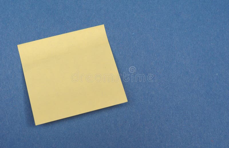 Post-it Sobre Azul Con El Espacio De La Copia Foto de archivo - Imagen ...