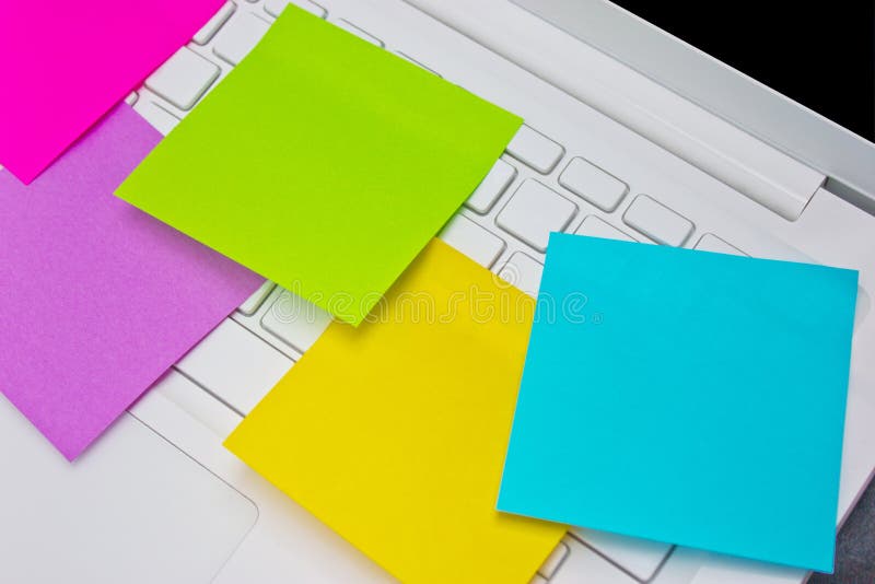 Posta Appiccicosa Variopinta Delle Note Sul Computer Portatile Bianco ...