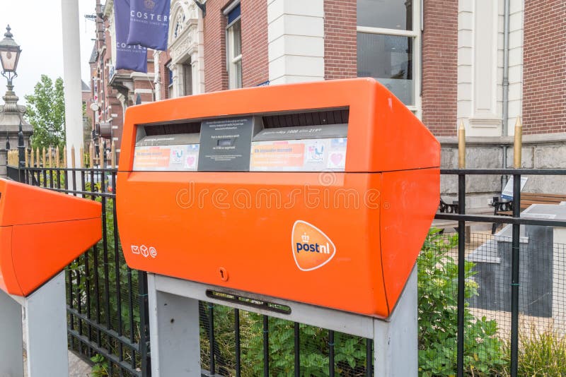 Oranje Nederlandse Openbare Brievenbus Stock Afbeelding - Afbeelding ...