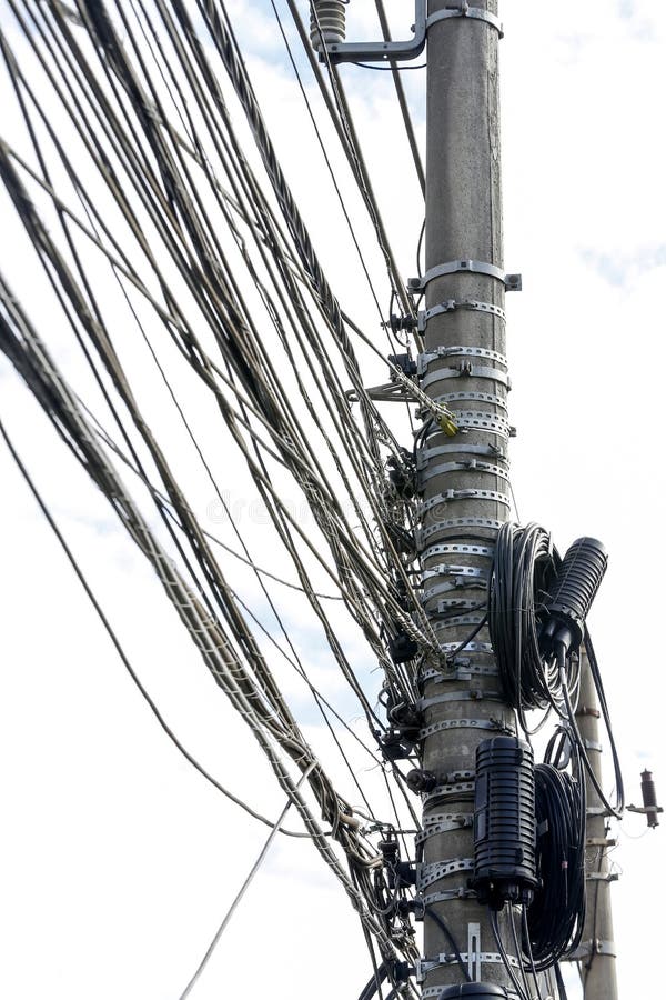 Poste Con Los Cables Y El Alambre Del Enredo Imagen de archivo - Imagen ...