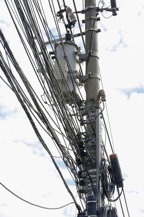Poste Con Los Cables Y El Alambre Del Enredo Imagen de archivo - Imagen ...