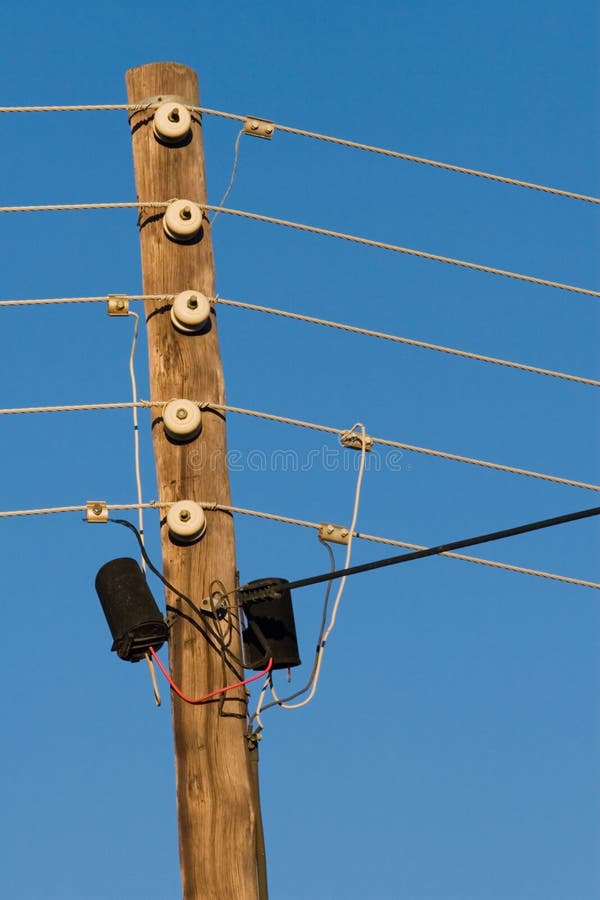 Cables Del Poste De La Electricidad Imagen de archivo - Imagen de cielo ...
