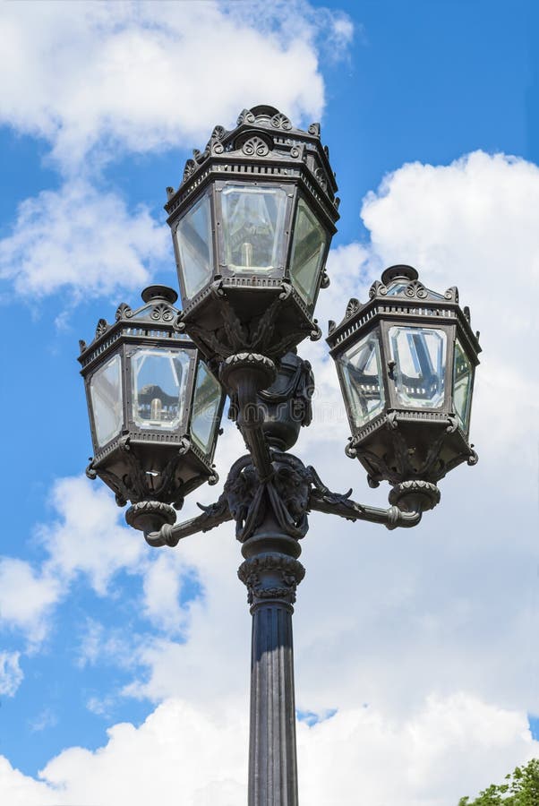 Poste De Luz Velho Da Rua Na Eletricidade Foto de Stock - Imagem de ...