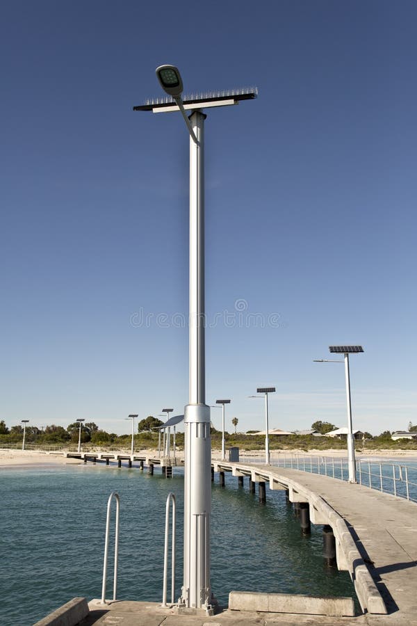 Poste de luz solar da rua foto de stock. Imagem de rede - 42430408