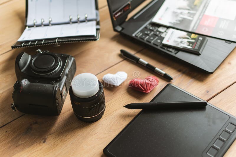 Poste De Travail Design Graphique Avec Objectif Dslr Portable Agenda ...