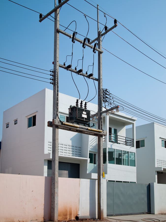 Postes Y Transformadores Eléctricos Imagen de archivo - Imagen de ...