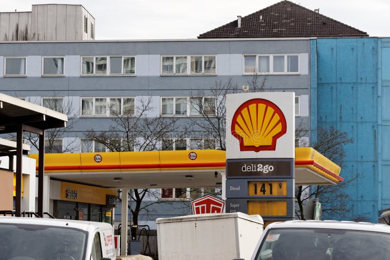Bomba de gasolina de Shell fotografia editorial. Imagem de torneiras ...