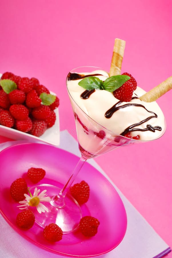 Postre de la frambuesa foto de archivo. Imagen de cristal - 16110440