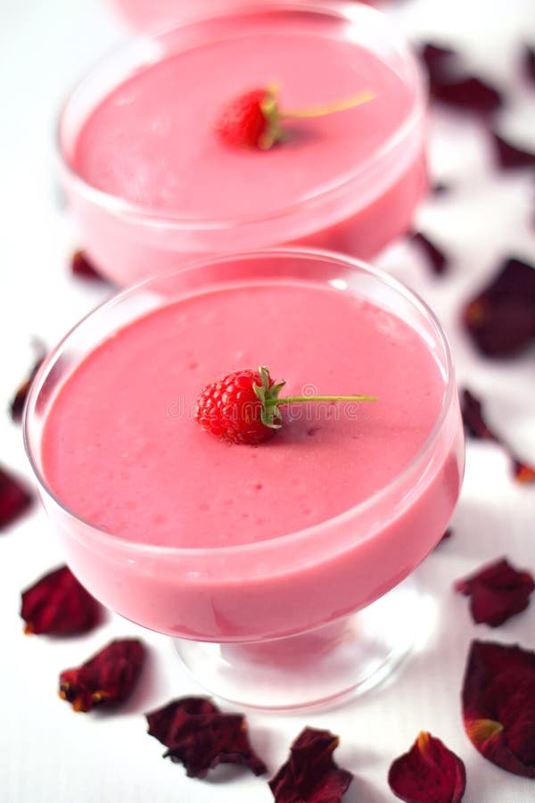 Postre De La Frambuesa Con El Queso Cremoso Foto de archivo - Imagen de ...