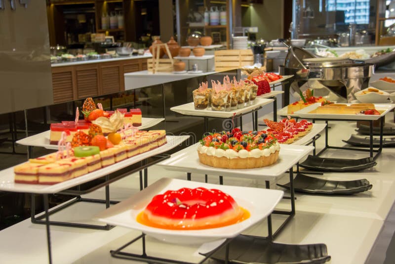 Postre De La Variedad En El Buffet Para El Partido Imagen de archivo ...