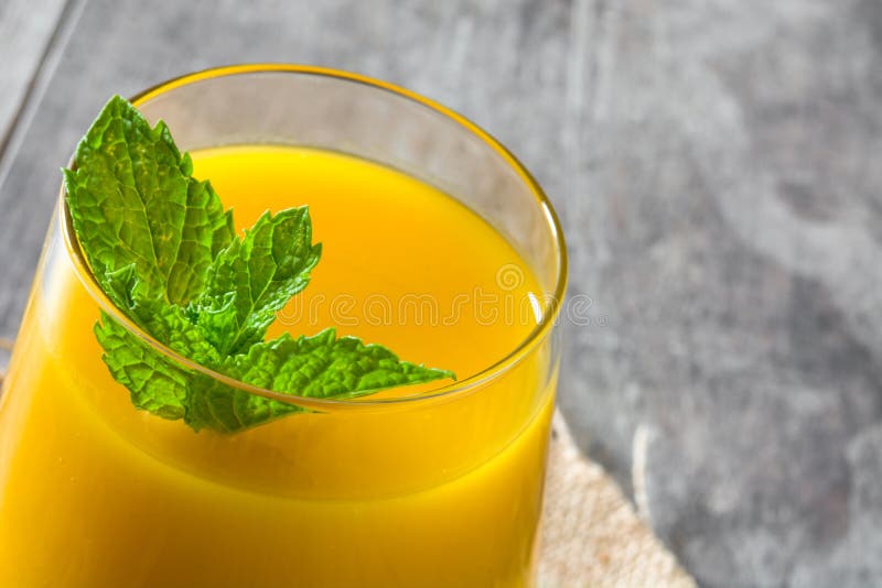 Postre De Lassi Del Mango Bebida India Tradicional En La Tabla De ...