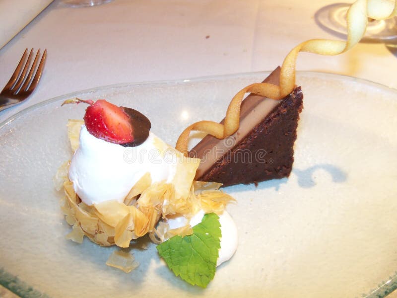 Postre De Lujo Con Las Fresas Imagen de archivo - Imagen de placa ...