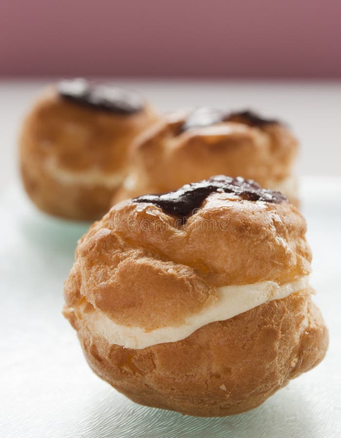 Postre de Profiterole foto de archivo. Imagen de profiterol - 17642064