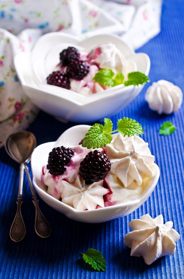 Postre Del Merengue Y De La Crema Foto de archivo - Imagen de bocado ...