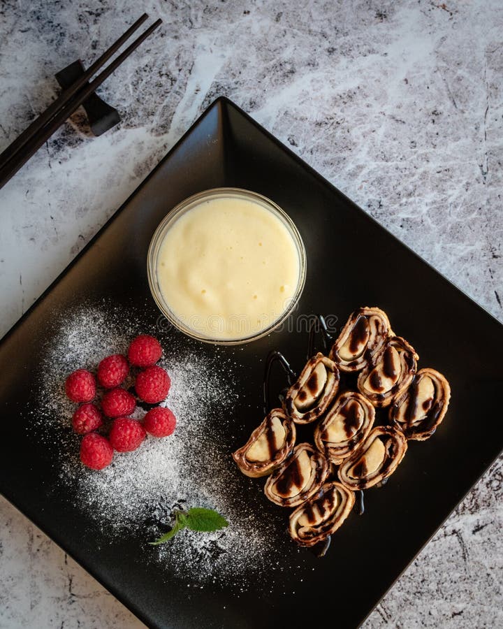 Postre Del Sushi De La Crepe Foto de archivo - Imagen de queso, dulce ...