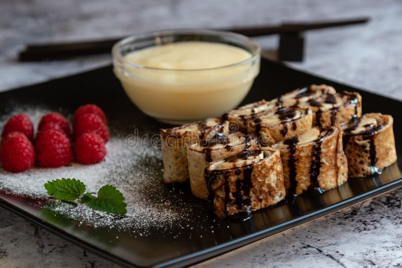 Postre Del Sushi De La Crepe Imagen de archivo - Imagen de blanco ...