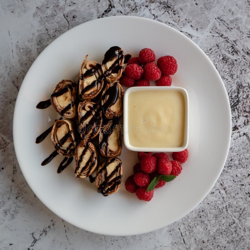 Postre Del Sushi De La Crepe Foto de archivo - Imagen de postre, salsa ...