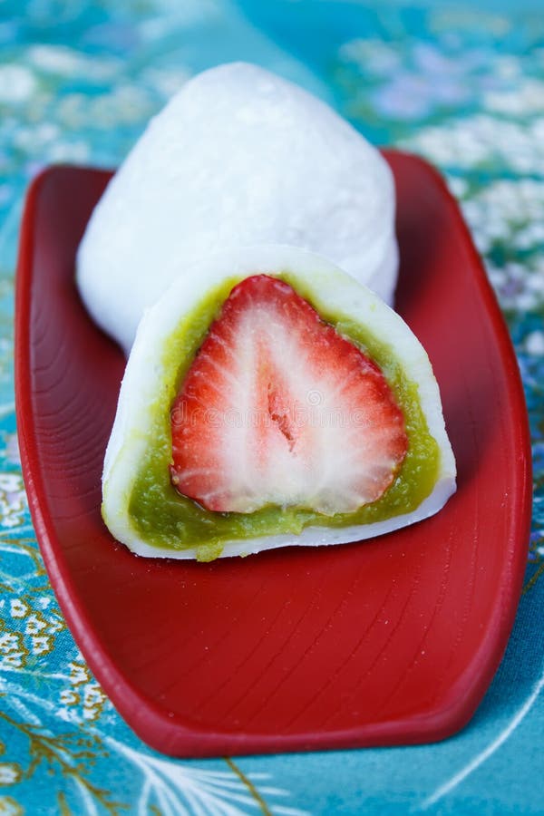 Postre Japonés De La Fresa Mochi O Ichigo Daifuku Foto de archivo ...