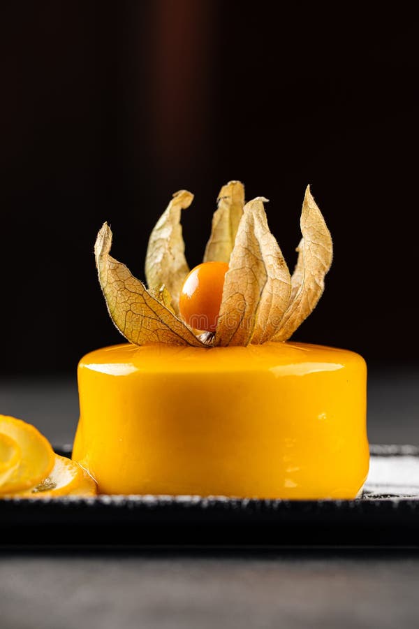 Postre Mousse Amarillo Decorado Con Fisalis Imagen de archivo - Imagen ...