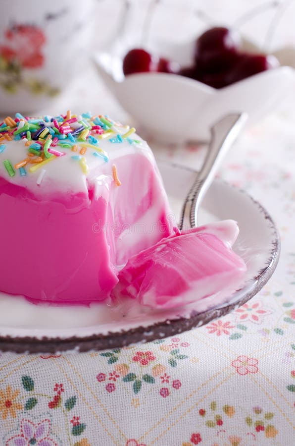 Postre rosado imagen de archivo. Imagen de fondos, placa - 41560571