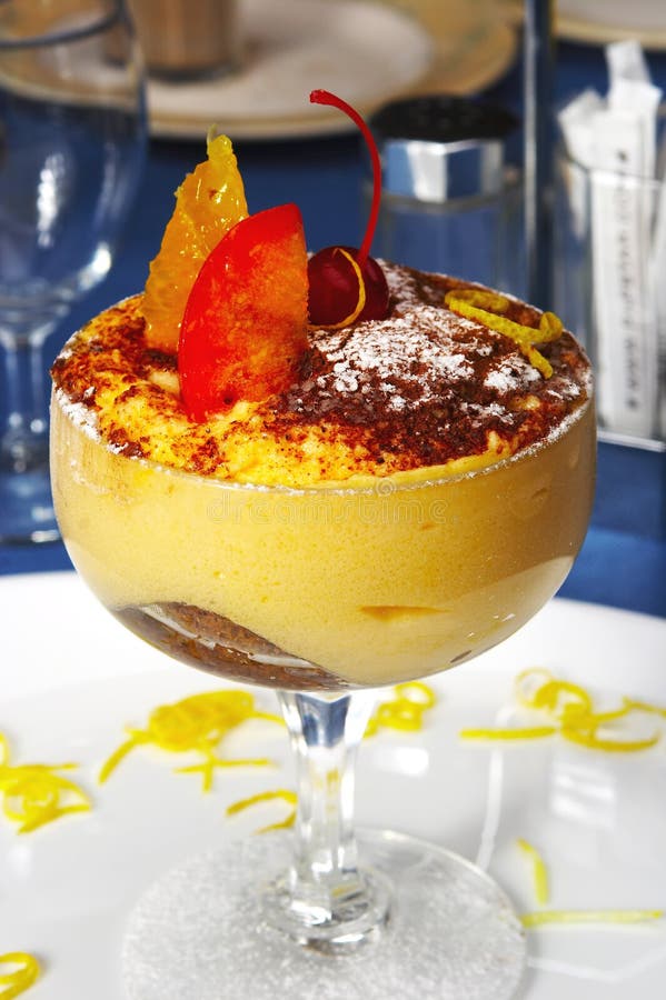 Postre Sabroso En El Restaurante Imagen de archivo - Imagen de fruta ...
