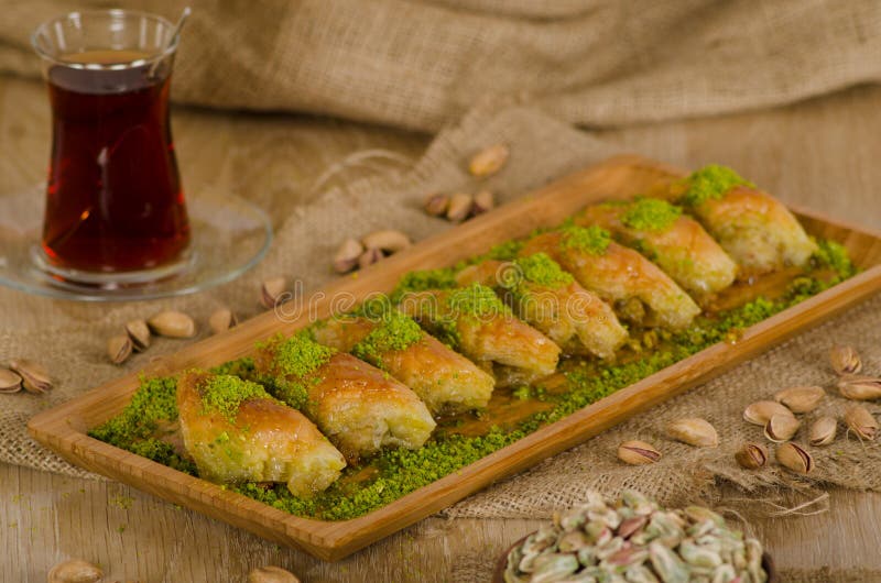 Postre Turco De La Cocina Turca Baklava Foto de archivo - Imagen de ...