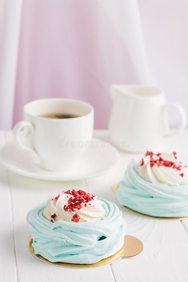 Postres azules del pavlova foto de archivo. Imagen de rosa - 70496050