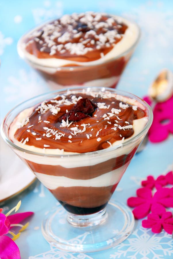 Postres Con Capas Del Chocolate Y Del Coco Foto de archivo - Imagen de ...