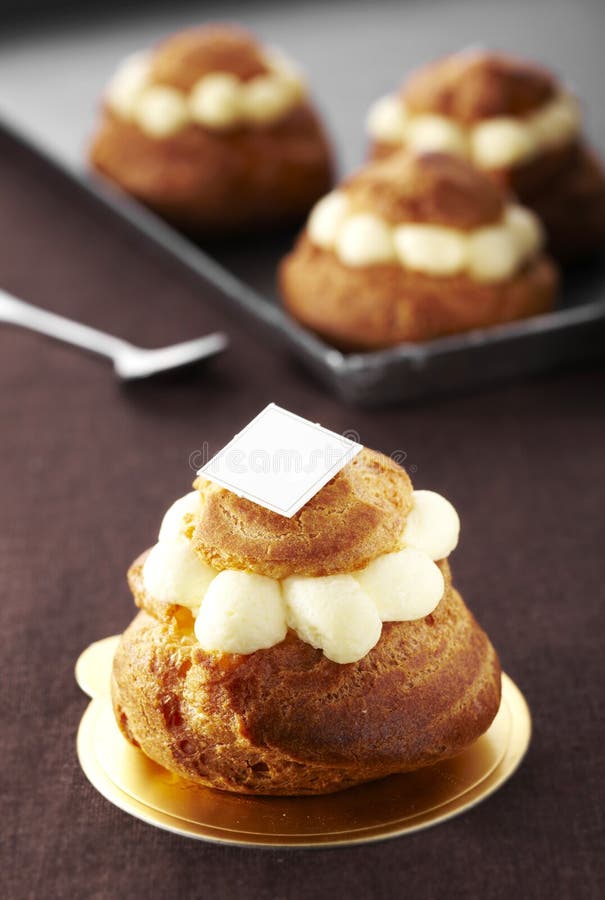 Postres Franceses Posando Sobre La Mesa Foto de archivo - Imagen de ...