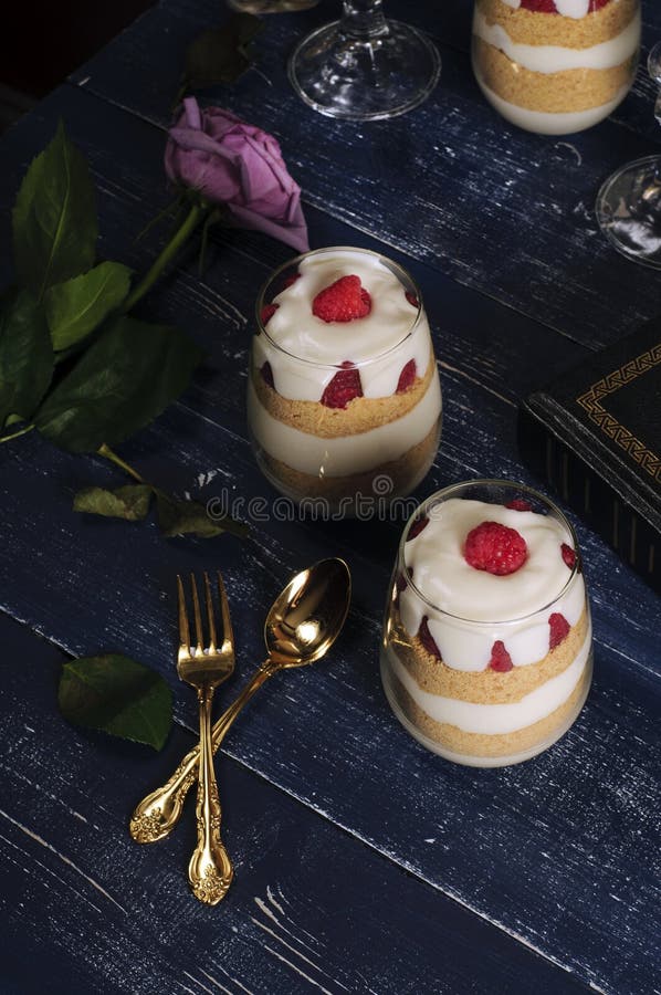 Postres Y Té Románticos Para Dos Personas Foto de archivo - Imagen de ...